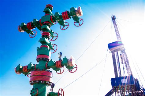 파이프 라인 밸브와 석유 및 가스 처리 공장 석유 및 가스 산업의 오일 파이프 라인 밸브 밸브는 화창한 여름 날에 필드에 석유 파이프 라인을 플러그 가솔린에 대한 스톡 사진