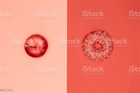 건강에 좋은 음식 Vs 해로운 간식입니다 초이스 개념입니다 애플 고 도넛입니다 살아있는 산호 평평 하다 감정에 대한 스톡 사진 및 기타 이미지 Istock