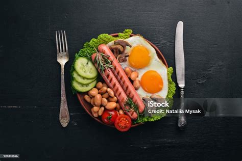 영어 아침 식사입니다 튀긴 계란 소시지 베이컨 콩 토스트 토마토 돌 테이블에 커피 컵 텍스트를 위한 공간 평면도 가득 찬에 대한 스톡 사진 및 기타 이미지 Istock