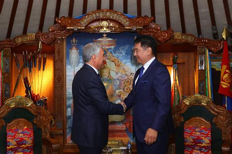 Монгол Улсын Ерөнхийлөгчид ОХУ ын Төрийн Думын дарга бараалхлаа Hunnu Mn