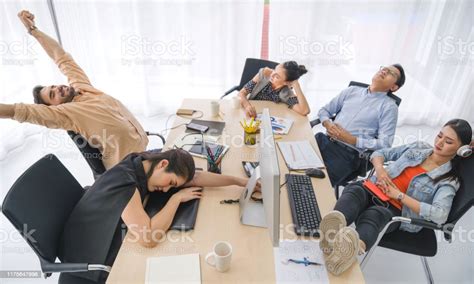 커피 휴식 시간 회의 사무실 책상 동안 회의실에서 비즈니스 및 팀 자 젊은 사업가 와 안경 과로 과로 하 고 잠들 크리에이티브 캐주얼 남자 자 그의 직장에서 자 2명에 대한