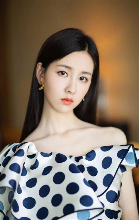 左耳女主角陈都灵性感长腿撩人高跟时尚写真集