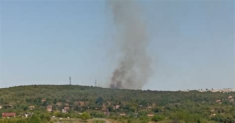 Безкраен ад в Монтана Голям пожар избухна край циганския квартал снимки