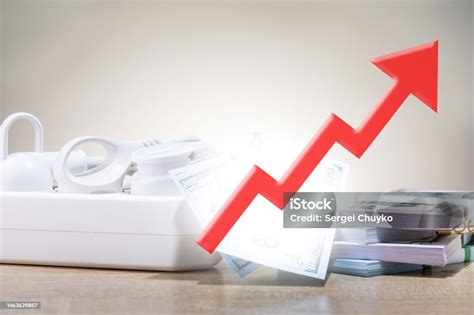 에너지 가격 상승의 개념 전력 스트립 달러 지폐 및 빨간색 화살표 위쪽 성장 그래프 가정 생활에 대한 스톡 사진 및 기타 이미지 Istock