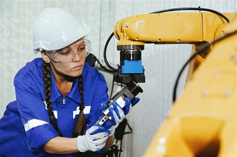 여성 자동화 기계 엔지니어 학생 연구 및 검사 제어 로봇 팔 기계 대학 또는 공장 작업장 Ai 로봇 기술 인더스트리 50 제조업의 새로운 혁신 트렌드 Stem 주제에 대한