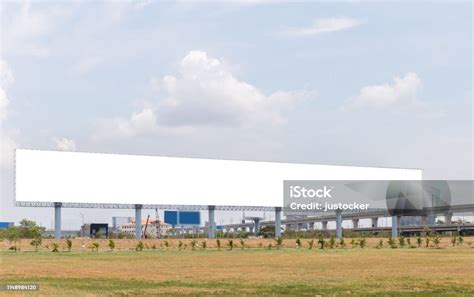 광고를 위한 백색 구름 하늘을 가진 공백 게시판 백색 스크린 포스터의 모형 심상 0명에 대한 스톡 사진 및 기타 이미지 0명 간판 거리 Istock