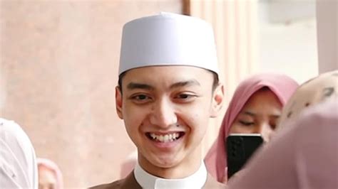 Mengungkap Profil Gus Azmi Vokalis Syubbanul Muslimin Yang Multitalenta