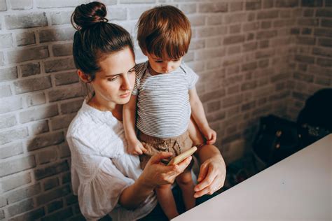 有关＃室内 Z世代父母 一起 亲子关系 休閒 休闲服装 兒童 內部 共享活动 千禧一代家庭 嚴肅 國內 在家工作 學