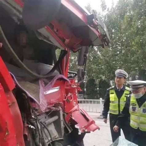 莘县 “砰”的一声！大货车追尾前车，车头被压扁，司机被困！救治