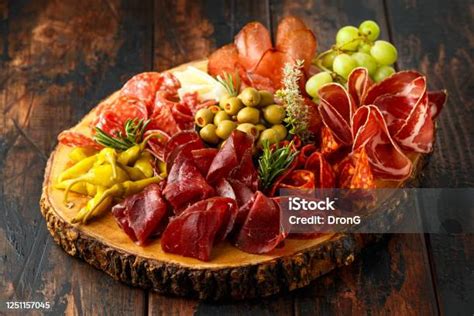 살라미 초리조 치즈 올리브 포도를 곁들인 드라이 경화 발효 쇠고기와 돼지고기 고기 칵테일 을 나무 보드에 얹습니다 도마 요리 도구에 대한 스톡 사진 및 기타 이미지 Istock