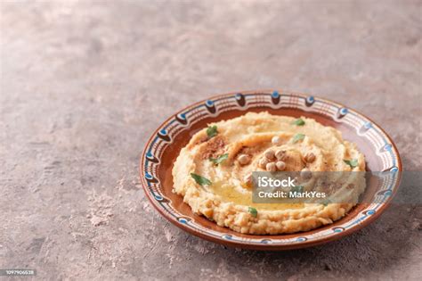 블루 패턴으로 갈색 점토 판에 후 머 스 흰색 테이블에 야채 채소 피타의 삼각 조각이 있습니다 최고의 볼 수 있습니다 플랫이 하다 0명에 대한 스톡 사진 및 기타 이미지