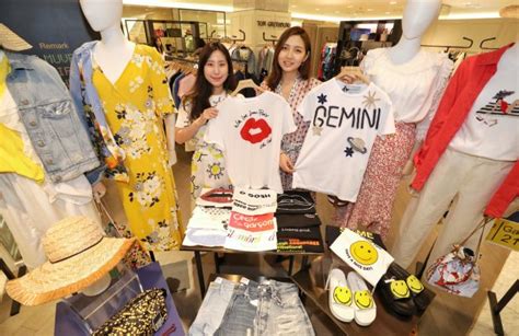 22일 오전 현대백화점 무역센터점에 위치한 한섬의 수입 편집숍 ‘톰그레이하운드 매장에서 직원들이 다양한 디자인의 여름 옷을 선보이고 있다 사진현대백화점 그룹