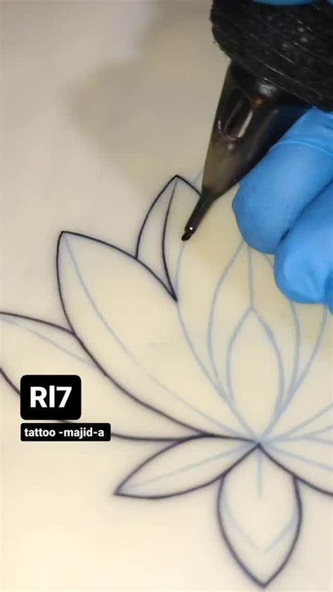 ‎مجید‎ ‎سرکلاس با هنرجو عزیز👌💣 آموزش سایه و پرتره🤩🔥🔥 مهم ترین نکته در آموزش اینه که استاد تمام