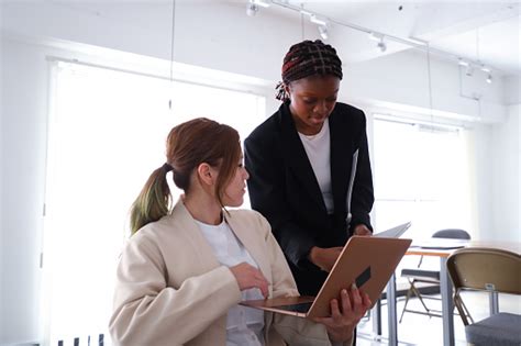 현대 직장 사무실 환경에서 비즈니스 대화를 나누는 다양한 비즈니스 사람들 20 24세에 대한 스톡 사진 및 기타 이미지 20 24세 30 34세 건강관리와 의술