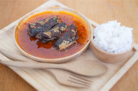 고추 소스에 튀긴 고등어의 달 콤 하 고 매운 칠리 소스에 쌀과 함께 먹는 튀김된 전 부 어 만든 0명에 대한 스톡 사진 및 기타 이미지 Istock