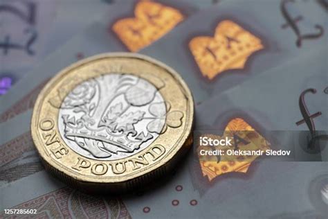 눈에 보이는 파운드 기호와 홀로그램새로운 폴리머 지폐 위에 영국 원 파운드 동전 장소 0명에 대한 스톡 사진 및 기타 이미지 0명 1 파운드 동전 20 Istock