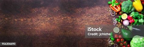 갈색 바탕에 신선한 야채 세트입니다 향기로운 나물 양파 아보카도 브로콜리 고추 종 가지 양배추 무 오이 아몬드 Rucola 아기 옥수수 배너 0명에 대한 스톡 사진 및 기타