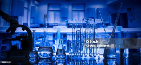 과학 개념입니다 실험실 연구 및 개발입니다 화학 실험에 대 한 과학적인 유리입니다 현미경 실험실 비 커 시험관 펫 실험실 내부 배경입니다 0명에 대한 스톡 사진 및 기타