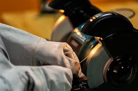 공장의 철골 구조물에 전기 휠 연삭 날카로운 스파크가 많은 금속을 절단하는 산업 노동자 연삭기 작업장에서 연삭하는 작업자 강철에