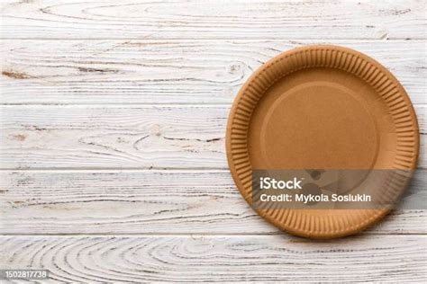 나무 배경에 에코 종이 접시의 상단보기 디자인을 위한 빈 공간 0명에 대한 스톡 사진 및 기타 이미지 0명 Friendly Match 갈색 Istock
