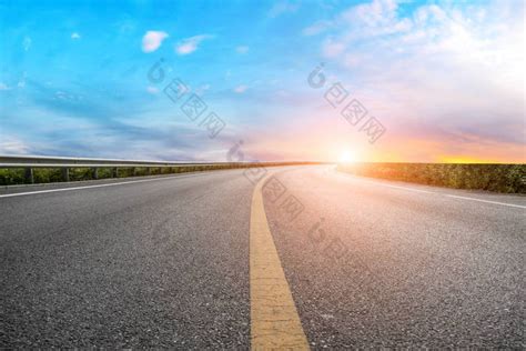 柏油路与天空图片 包图网企业站
