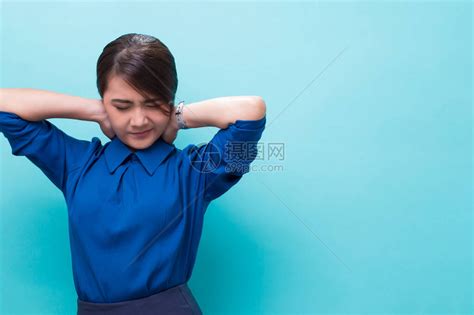女人有颈部疼痛高清图片下载 正版图片504143413 摄图网