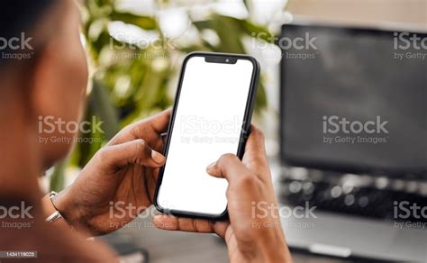 흑인 사무실에서 의사 소통 소셜 미디어 또는 비즈니스를위한 문자 메시지를위한 손과 전화 모형 모바일 스마트 폰에서 모의 화면이