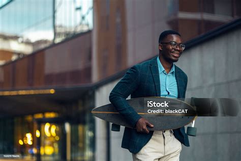 롱보드를 들고 있는 현대의 젊은 아프리카계 미국인 사업가 25 29세에 대한 스톡 사진 및 기타 이미지 25 29세 Z세대 개성 개념 Istock
