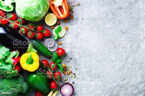 회색 바탕에 신선한 야채 세트입니다 향기로운 나물 양파 아보카도 브로콜리 고추 종 가지 양배추 무 오이 아몬드 Rucola 아기
