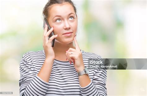질문 매우 혼란 스 러 워 아이디어에 대 한 격리 된 배경 심각한 얼굴 생각에 스마트폰 얘기 젊은 아름 다운 백인 여자 개념에