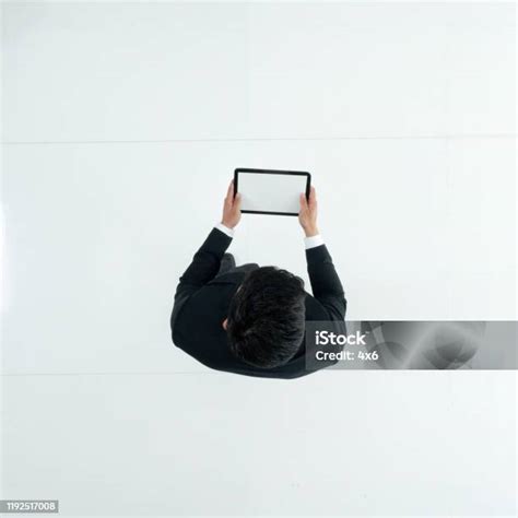 전체 길이 한 사람 한 사람 직접 위의 보기 성인 잘 생긴 사람 검은 머리 짧은 머리 중국 민족 동아시아 민족 남성 젊은 남자 사업가 흰색 배경 앞에 서 있는 사업가 검정