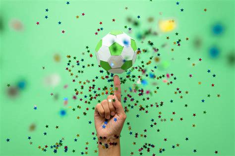 녹색 배경에 손 회전 종이 축구 공 종이 접기 종이 공예 축구 게임 개념입니다 0명에 대한 스톡 사진 및 기타 이미지 0명 경기 스포츠 경쟁 Istock