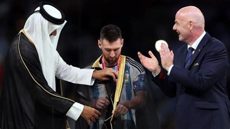 Огромна чест С какво емирът на Катар облече Меси за да вдигне световната титла Информационна