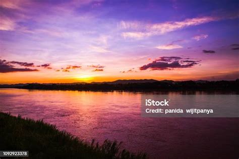 일몰 강 아름 다운 극적인 하늘 보라색과 노란색 메콩 강 풍경 0명에 대한 스톡 사진 및 기타 이미지 0명 강 경관