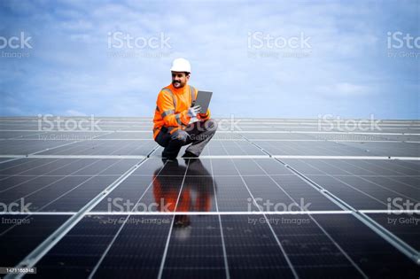 친환경 지속에너지 생산을 위해 지붕에 태양광 패널을 설치합니다 검사 보기에 대한 스톡 사진 및 기타 이미지 검사 보기 기술자 낮 Istock