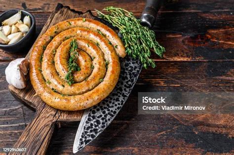 나무 도마에 돼지 고기와 쇠고기 고기에서 바베큐 나선형 소시지 어두운 나무 배경 맨 위 보기입니다 복사 공간 0명에 대한 스톡 사진 및 기타 이미지 Istock