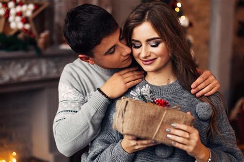 La Ni A Sostiene La Caja Y El Chico Le Hace Una Sorpresa A Su Hijo Foto Premium