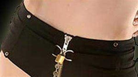 Los Pantalones De Las Masajistas Cerrados Con Candado Para Evitar El Sexo