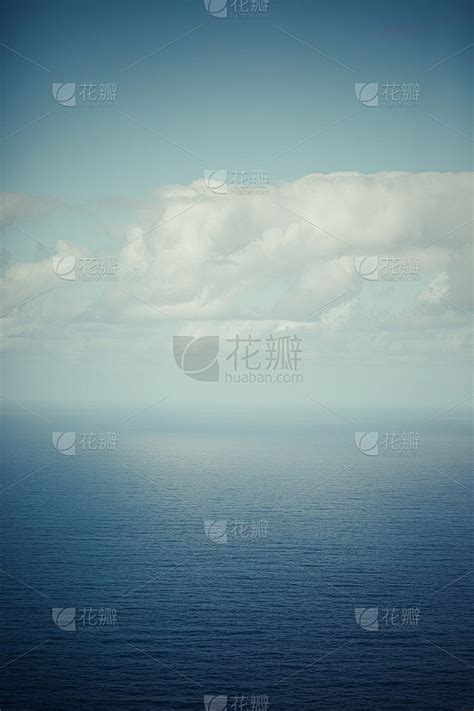 白色蓬松的云蓝色的天空上面的一个表面