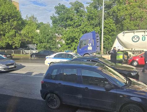 ПЪРВО В ПИК Тежка катастрофа с тир в София има много полиция хвърчат