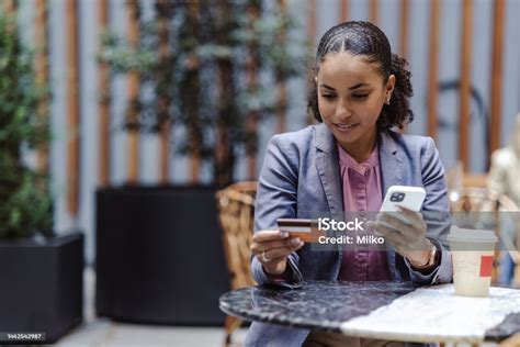 커피 숍에서 전자 상거래 활동을 위해 스마트 폰과 신용 카드를 사용하는 다인종 사업가 20 29세에 대한 스톡 사진 및 기타