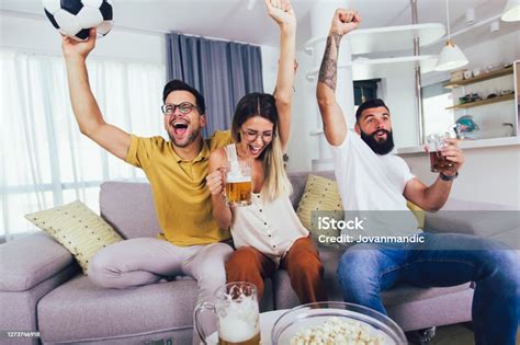 집에서 축구 경기를 보고 응원하고 맥주를 마시는 젊은 친구들의 그룹 20 24세에 대한 스톡 사진 및 기타 이미지 20 24세 30 34세 World