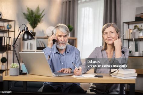 여자가 양식을 작성하는 동안 전화로 이야기하는 성숙한 남자 남자에 대한 스톡 사진 및 기타 이미지 남자 남편 노인 Istock