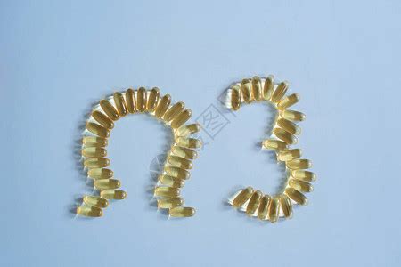 蓝底玻璃瓶中的鱼油胶囊旁边有红心和听诊器高清图片下载 正版图片505851491 摄图网