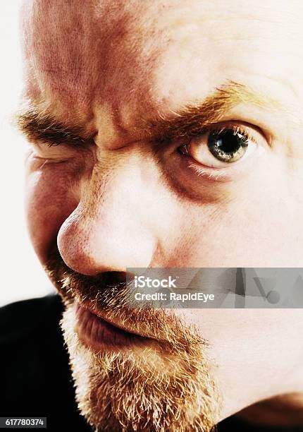 회의적이고 의심스럽고 성숙한 남자가 눈썹을 들고 얼굴을 찡그리다 걱정하는에 대한 스톡 사진 및 기타 이미지 걱정하는 남성 남자 Istock