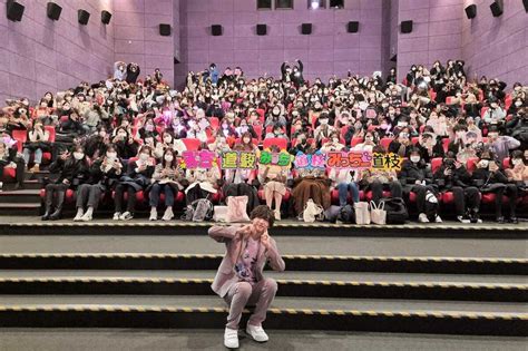 主演映画「今夜、世界からこの恋が消えても」の舞台あいさつを韓国で行い、グループおなじみのちゅきちゅきポーズをするなにわ男子の道枝駿佑