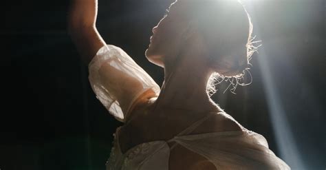 실내 가벼운 공연 공연 예술 광선 그림자 극장 기민한 기술 나타내는 날씬한 댄서 댄스 댄스 동작