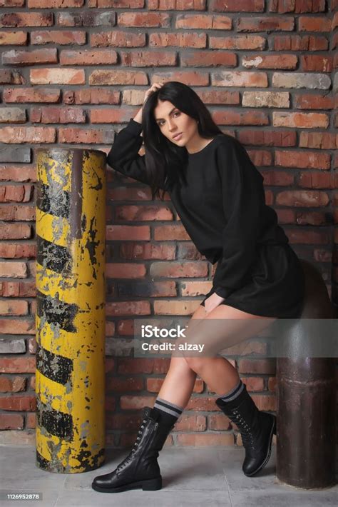 발목에 아름 다운 젊은 여성 모델의 패션 사진 부츠와 드레스 스튜디오 사진 산업 배경 가죽에 대한 스톡 사진 및 기타 이미지 가죽 관능 나이 Istock