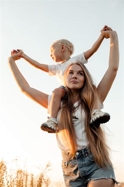 Ребёнок с мамой Фото семьи Ребенок Дети