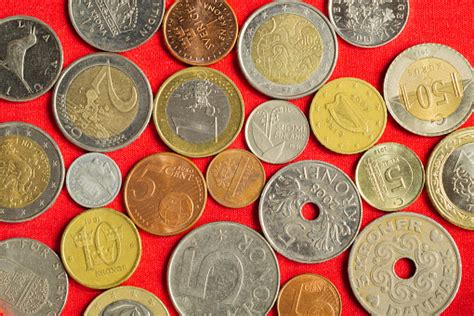 다양한 국가의 동전 다른 교단과 다른 나라의 많은 금속 동전 금융 배경 0명에 대한 스톡 사진 및 기타 이미지 0명 경제 고대의 Istock